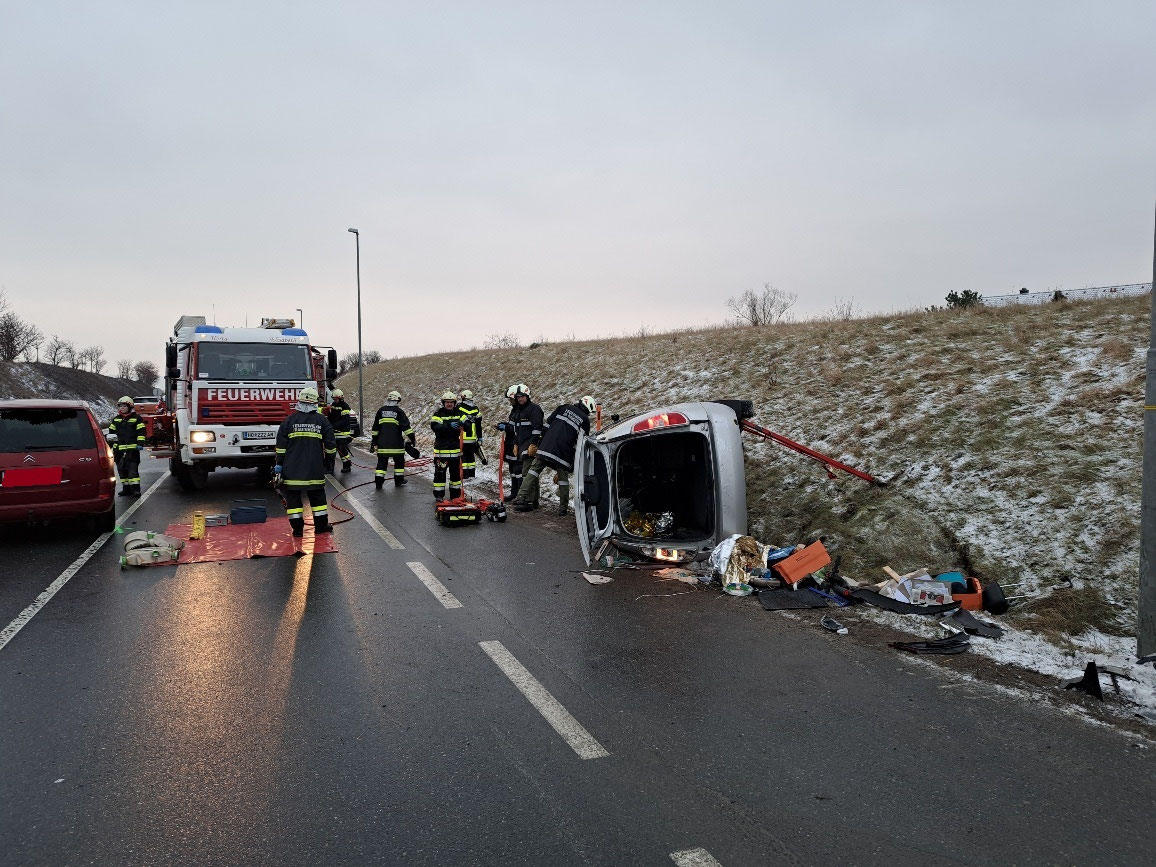 Unfall: Zwei Personen eingeklemmt - Horner Internet Zeitung