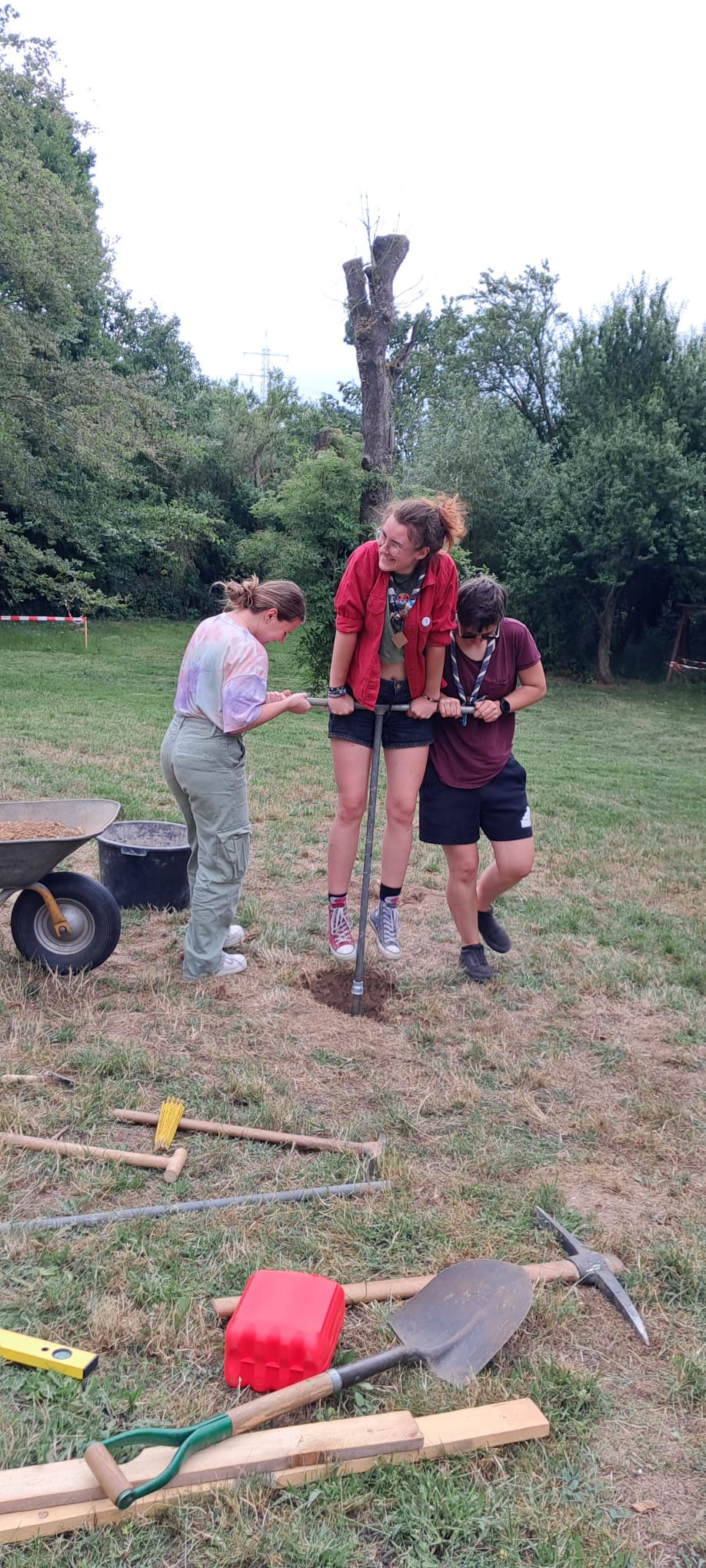 Mast aufstellen auf dem Zeltplatz des BdP in Karben - Heliand Pfadfinderinnenschaft
