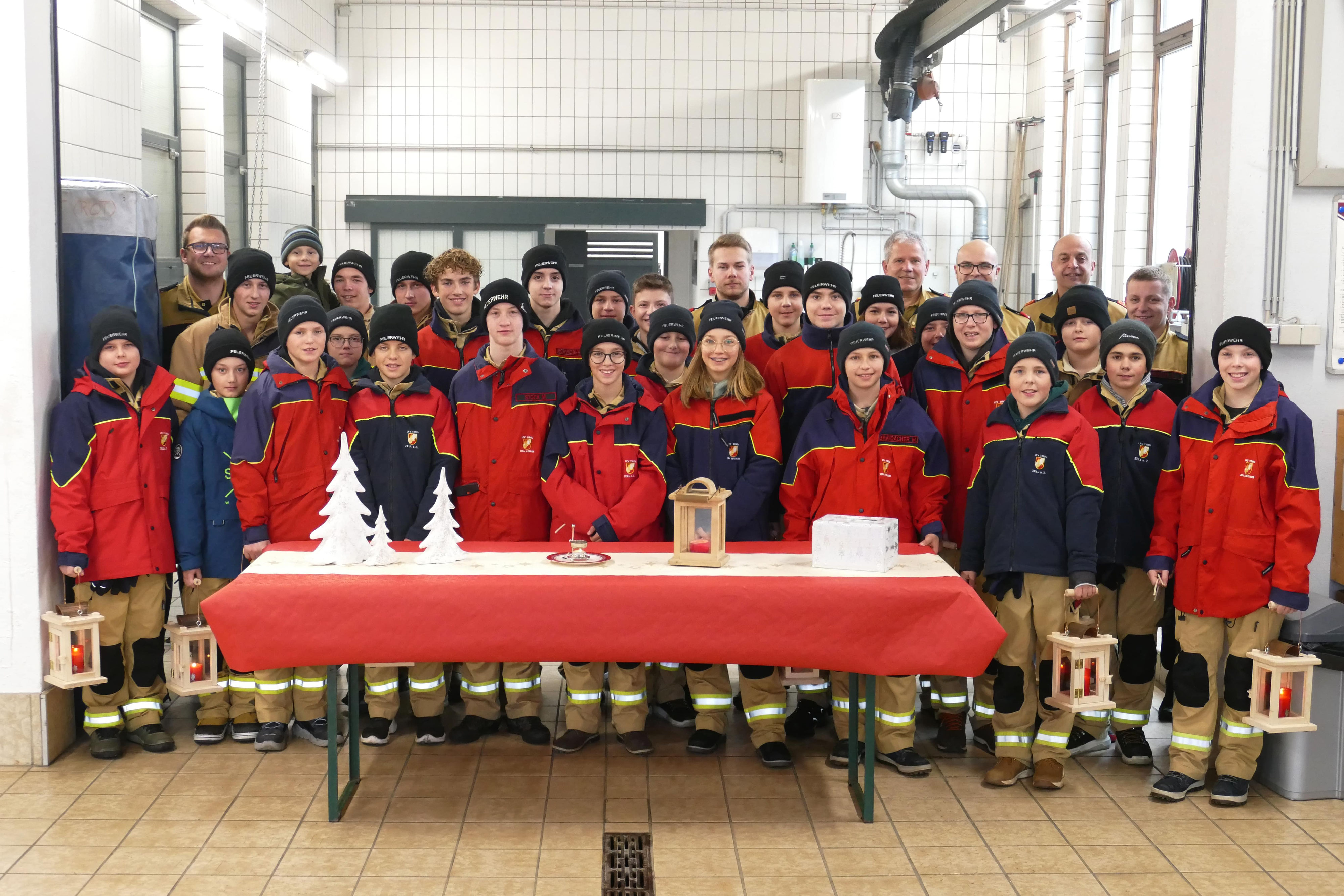 Friedenslichtaktion der Feuerwehrjugend Zell am Ziller - Freiwillige ... Friedenslichtaktion der Feuerwehrjugend Zell am Ziller - Freiwillige ...