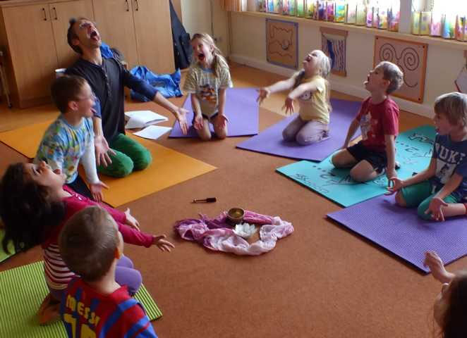 Warum es im Kinderyoga oft so laut ist... - YOGA & BEWEGUNG Yogakurse für Groß und Klein ...