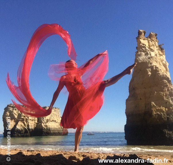 Danse mariage rocher en rouge - Alexandra Fadin