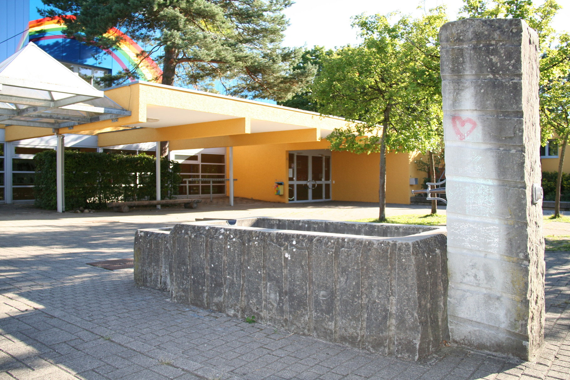 Schulhaus Allmend 1 - Bülacher Brunnen