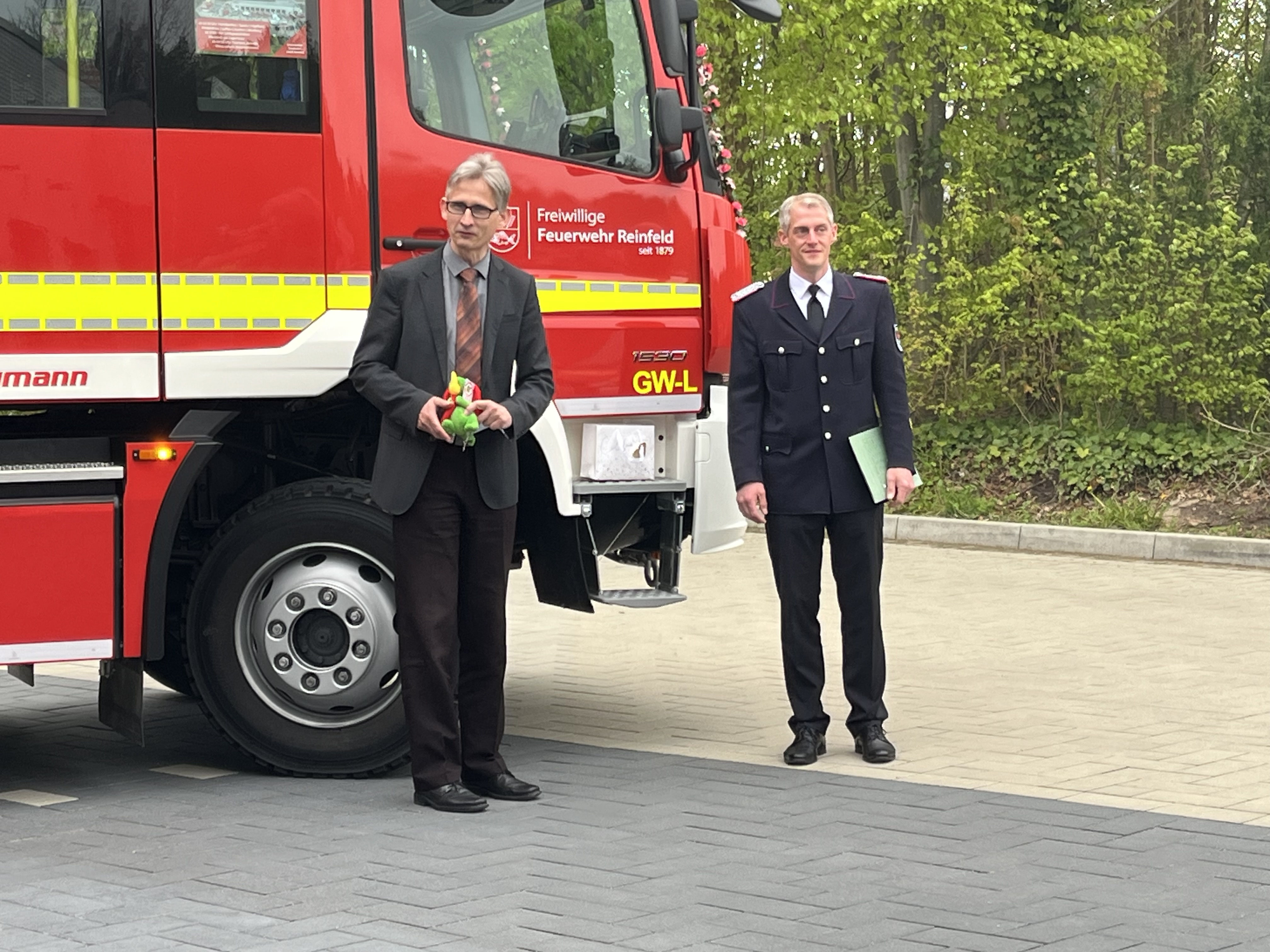 Übergabe des neuen Feuerwehr-Gerätewagens an die Freiwillige Feuerwehr ...