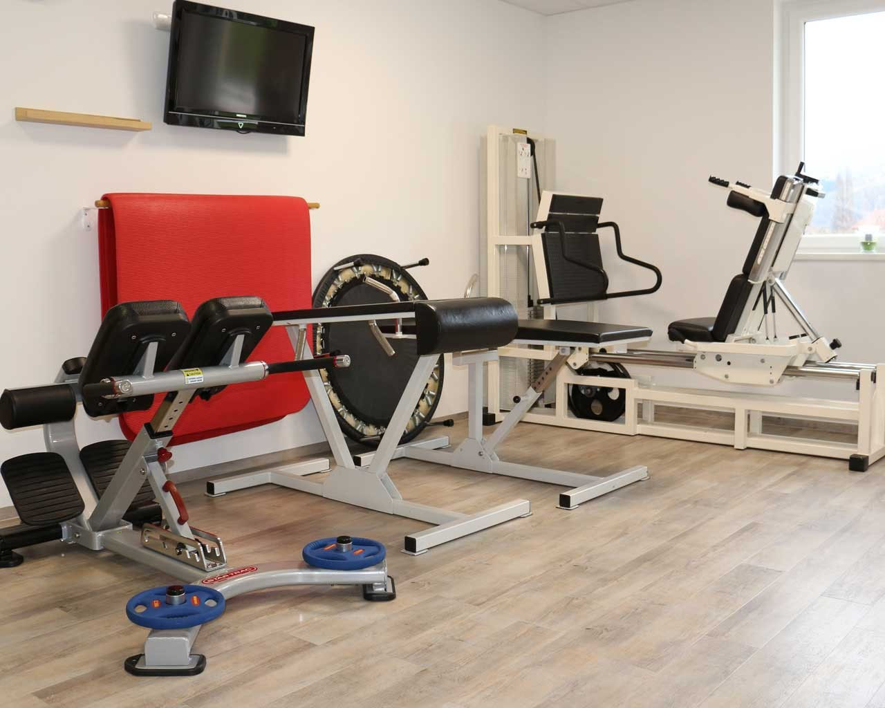 Fitnessraum und Geräte - physioMAX