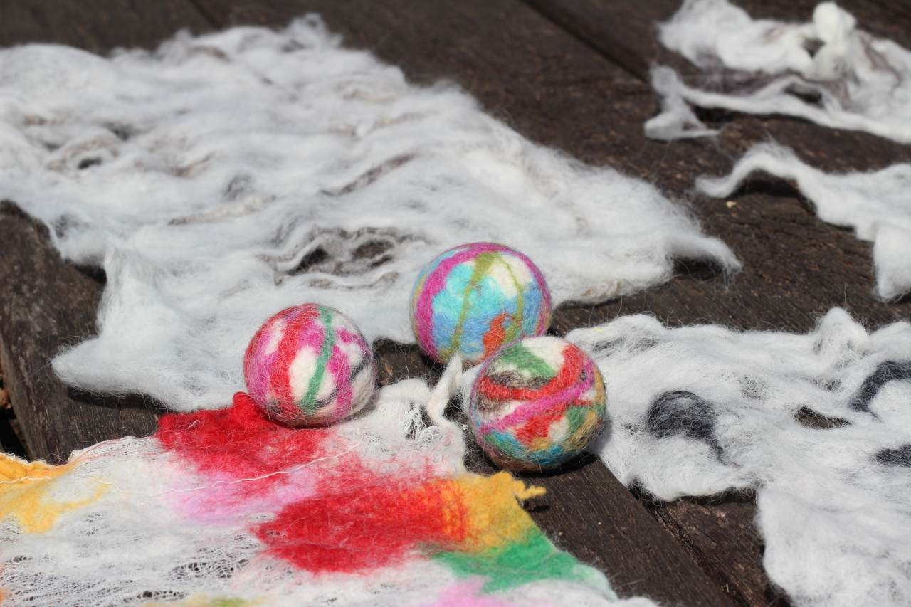 Filzen mit Wasser und Seife oder mit der Filznadel - penziner-wolltruhe