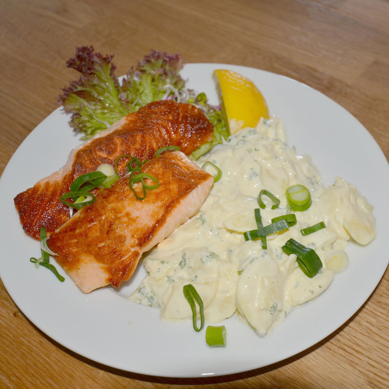 Die Spezialität des Hauses: Backfisch mit Kartoffelsalat und Elbblick ...