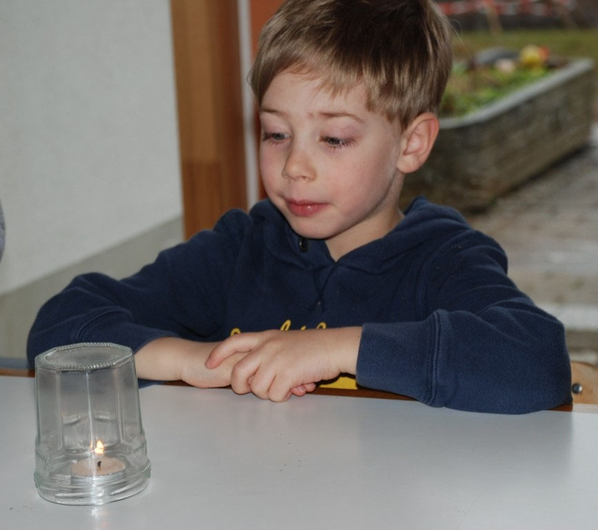 Experimente mit Luft (2) - Nela forscht - Naturwissenschaft für Kinder