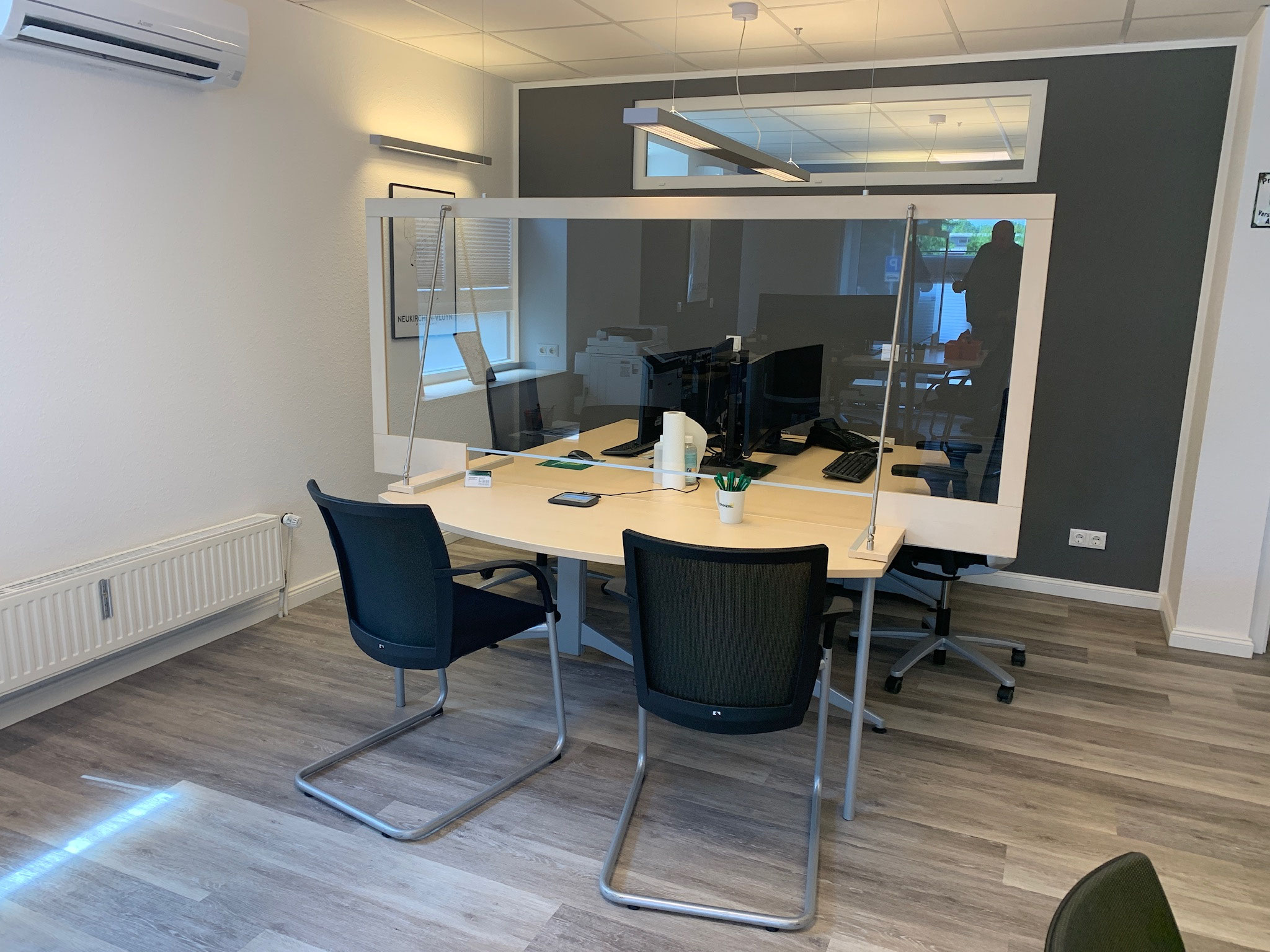 Spuckwände und Desinfektionsspender - Schreinermeister Frank Aßmann