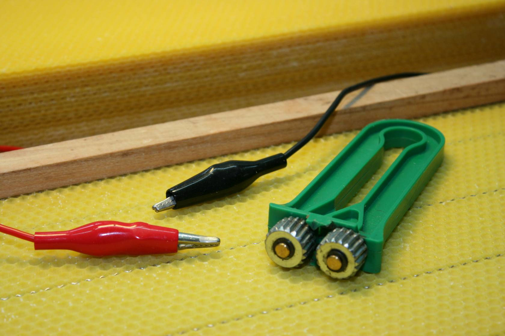 Soldering in the Wax Foundations. - Heilbronner Gartenhonig