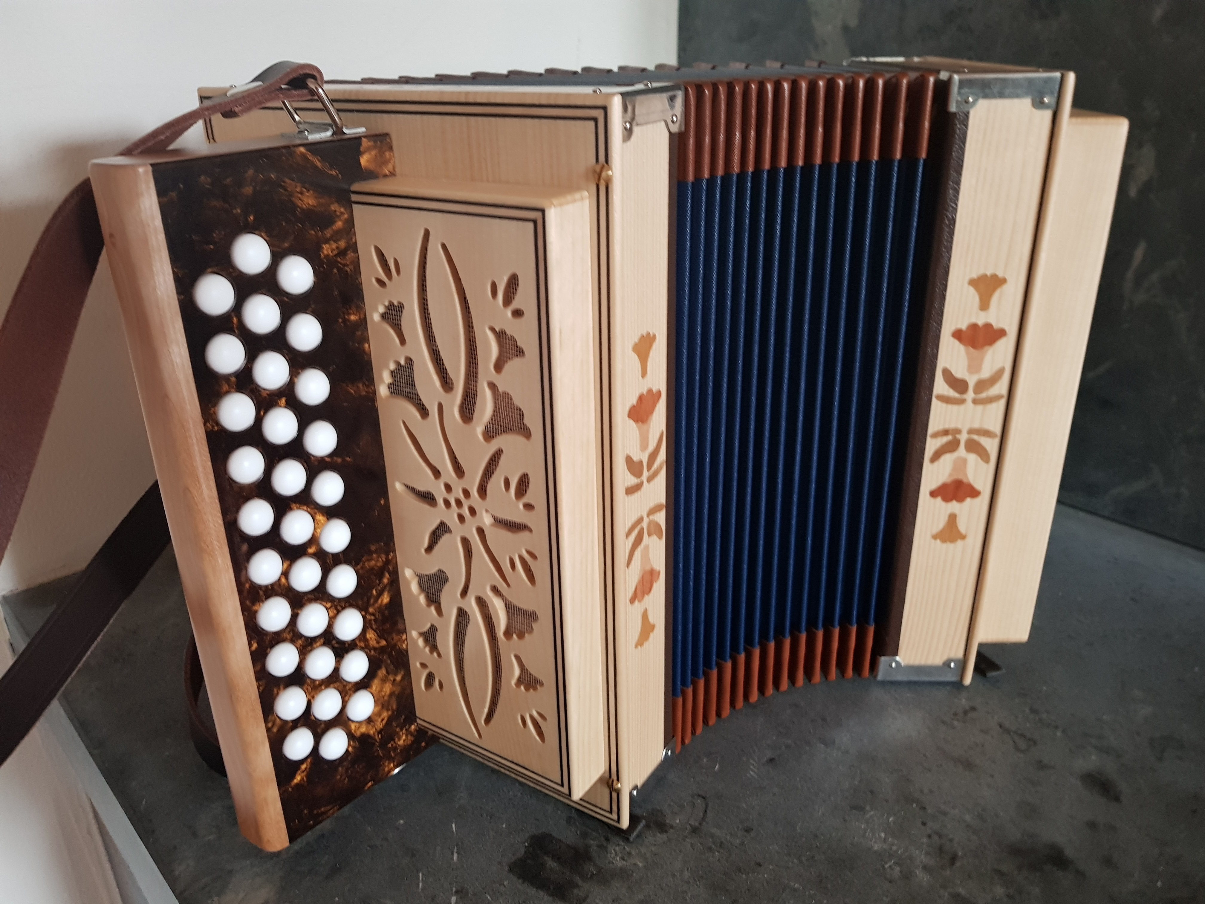 Sergiolino - Sergio Theiler Schwyzerörgeli-Werkstatt