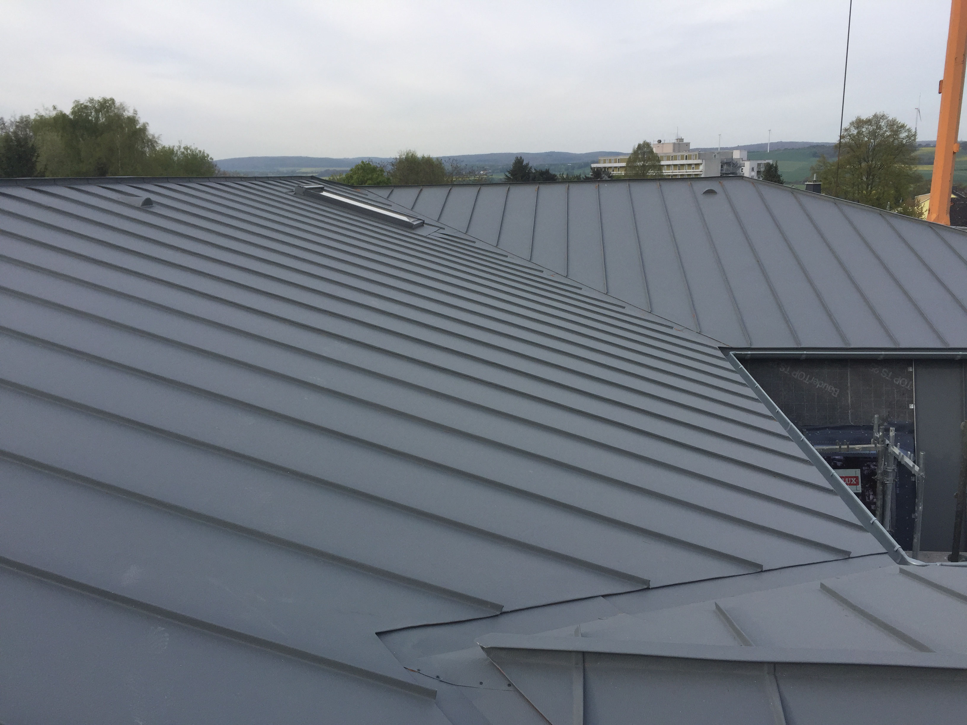 Aluminium - Stehfalzdach für 2 Wohnhäuser - Ewald Sahm GmbH Burbach ...