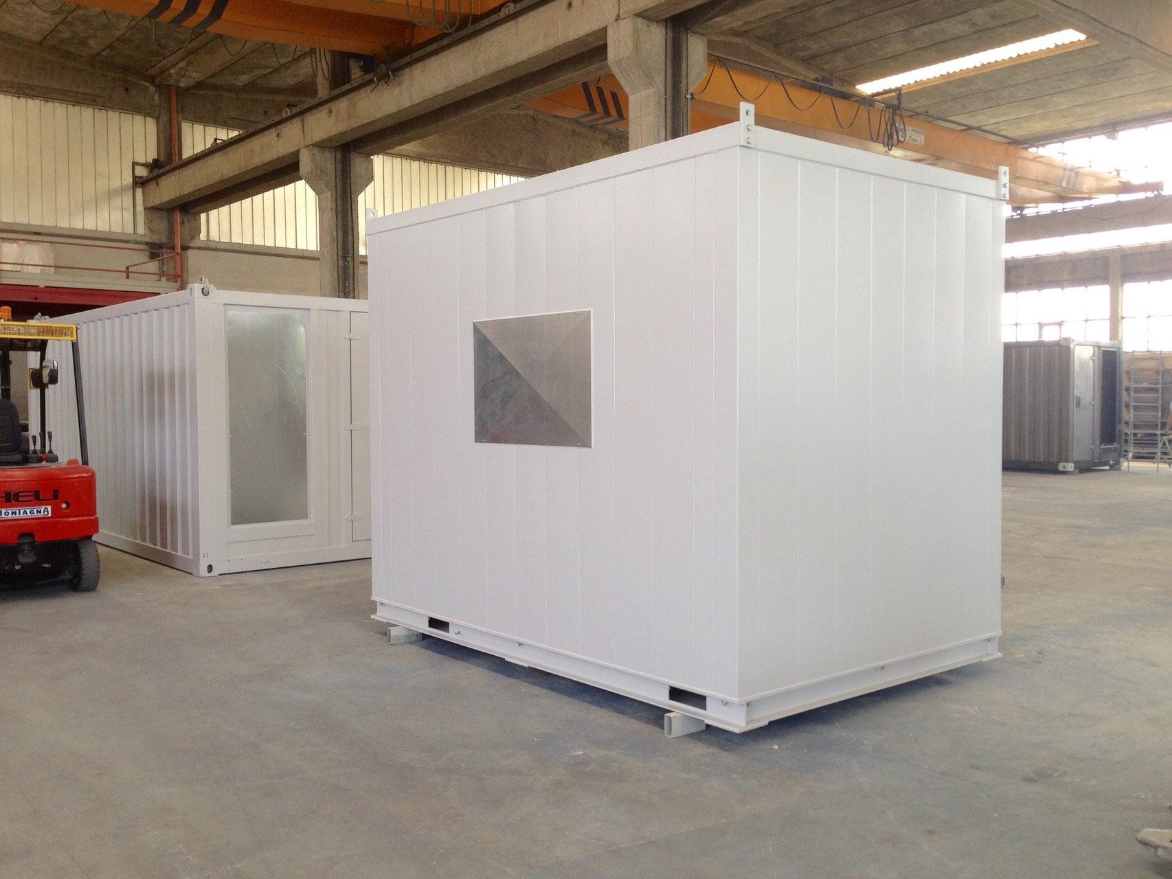 Containers con tetto e pavimento asportabili per il posizionamento di ...