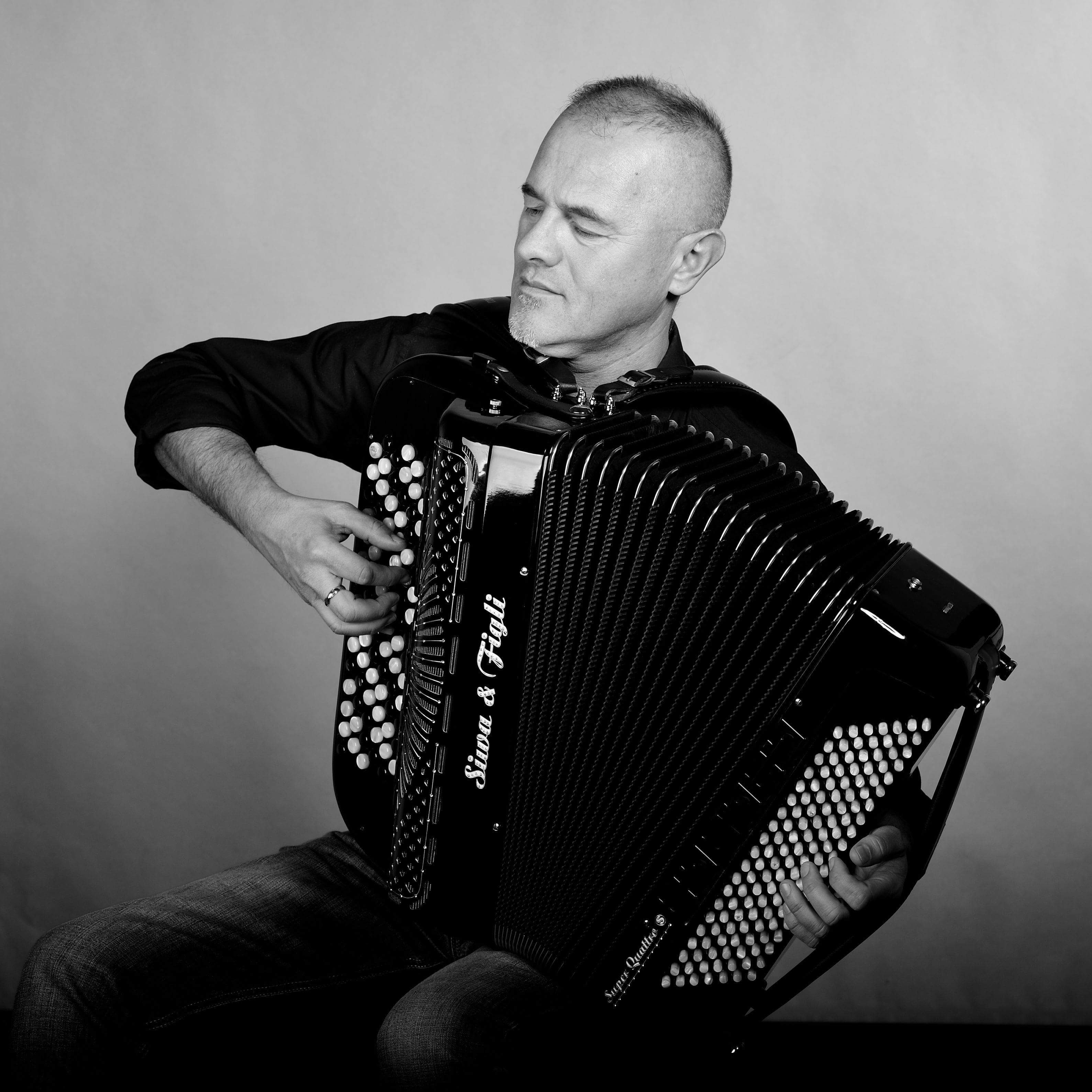 Mo, 03.07.- Jordan Djevic & Tiffany Marie Estrada- "Trio zu zweit ...