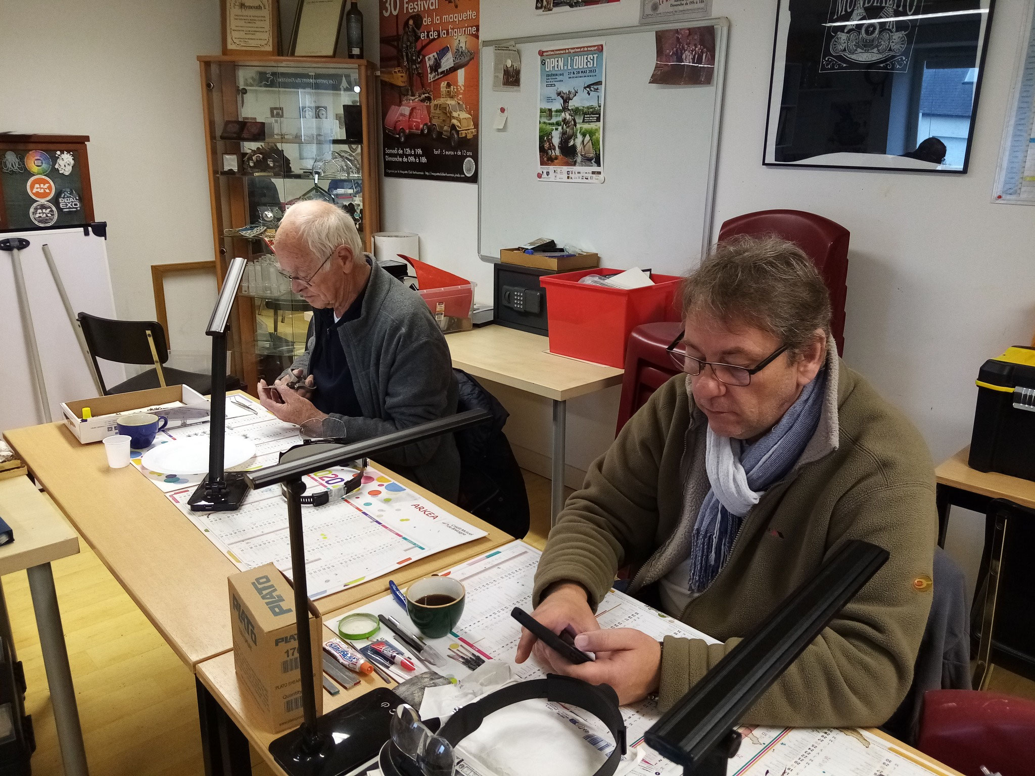 La section maquette du Maquette Club Kerhuonnais en réunion , après une ...