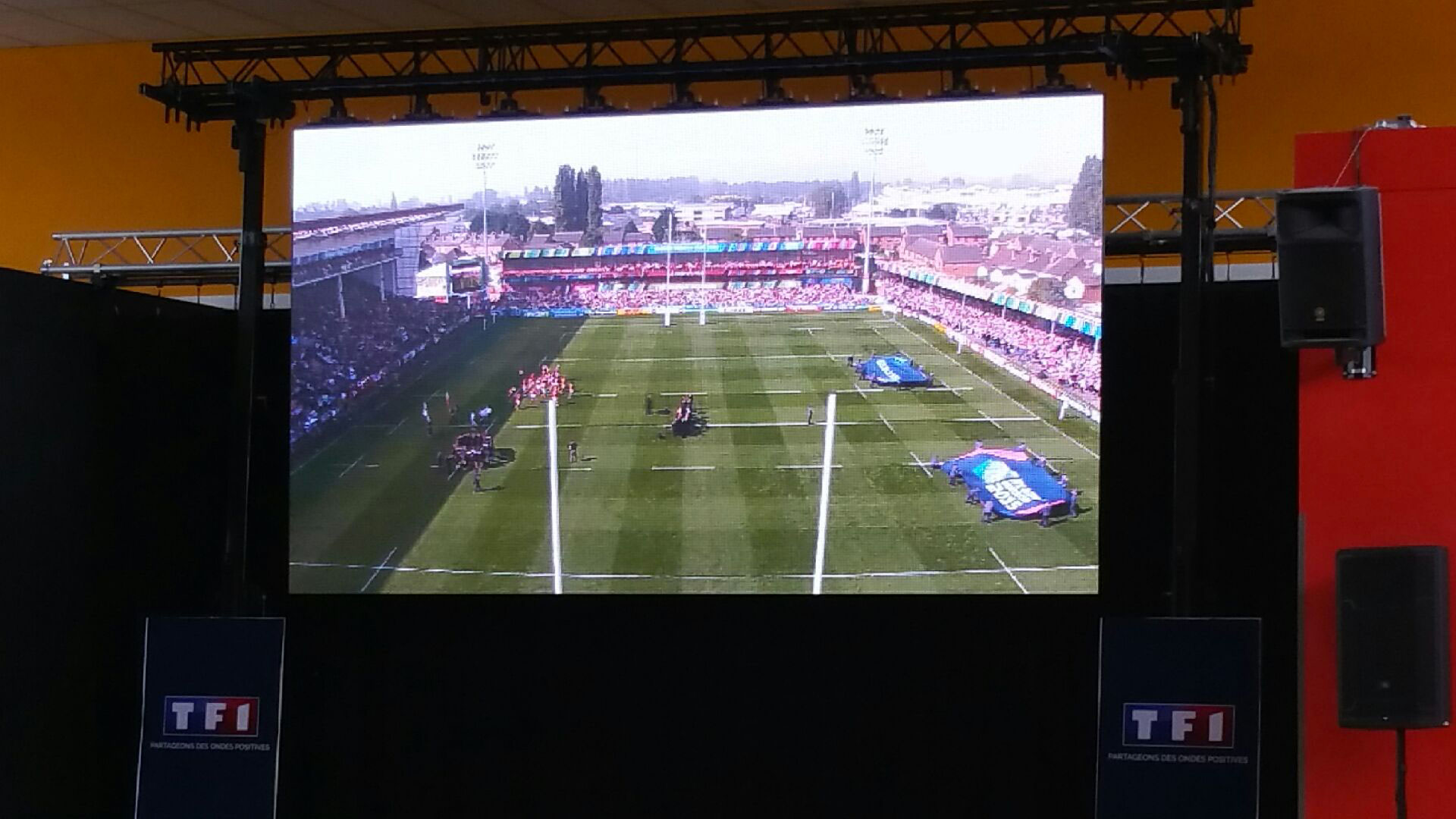 LOCATION ECRAN GEANT LED - CHLOE PRODUCTION Agence Évènementiel ...