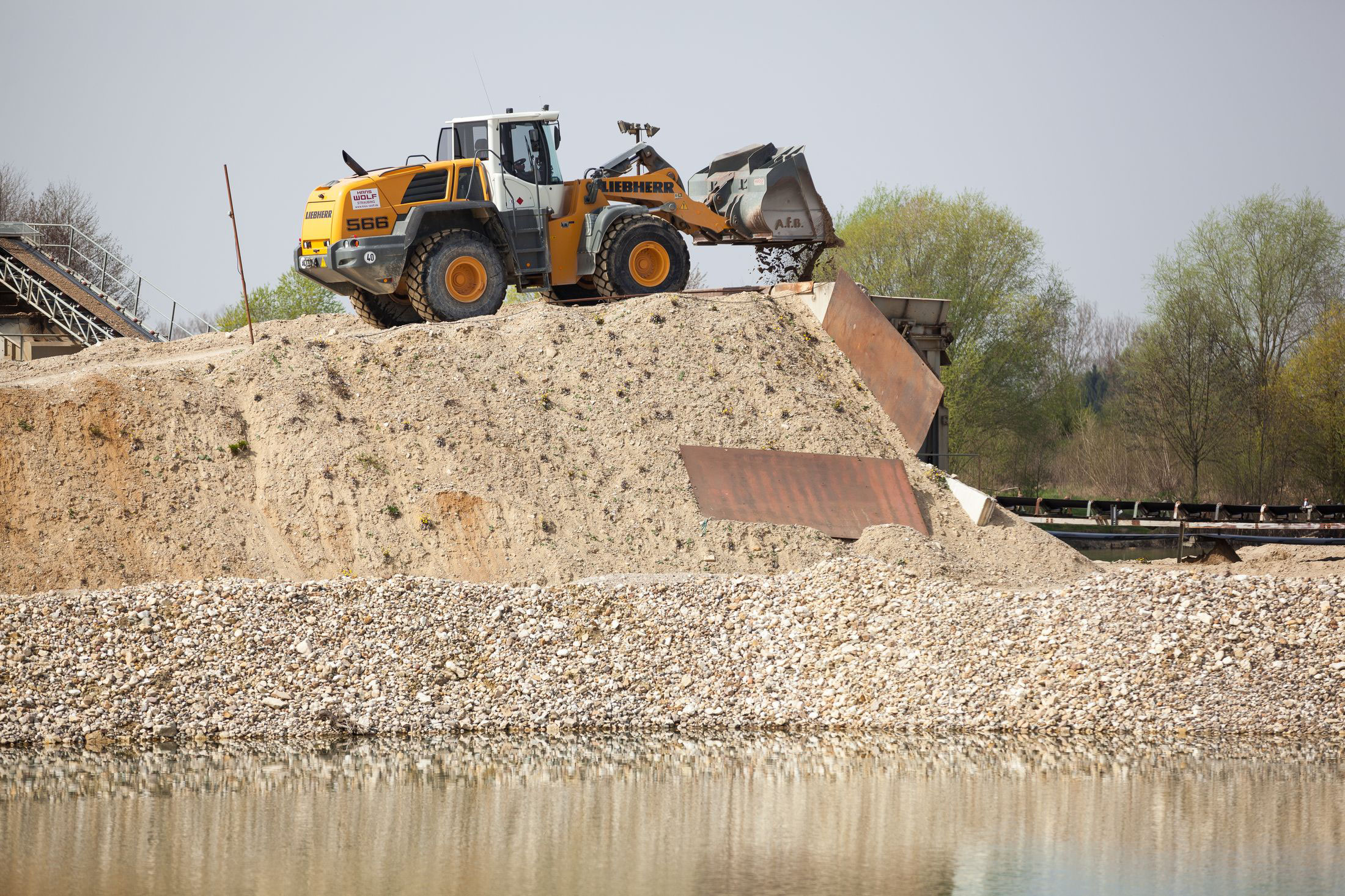 Sand - Kies - Hans Wolf GmbH & Co. KG Kieswerk, Betonwerk, Erdbau ...