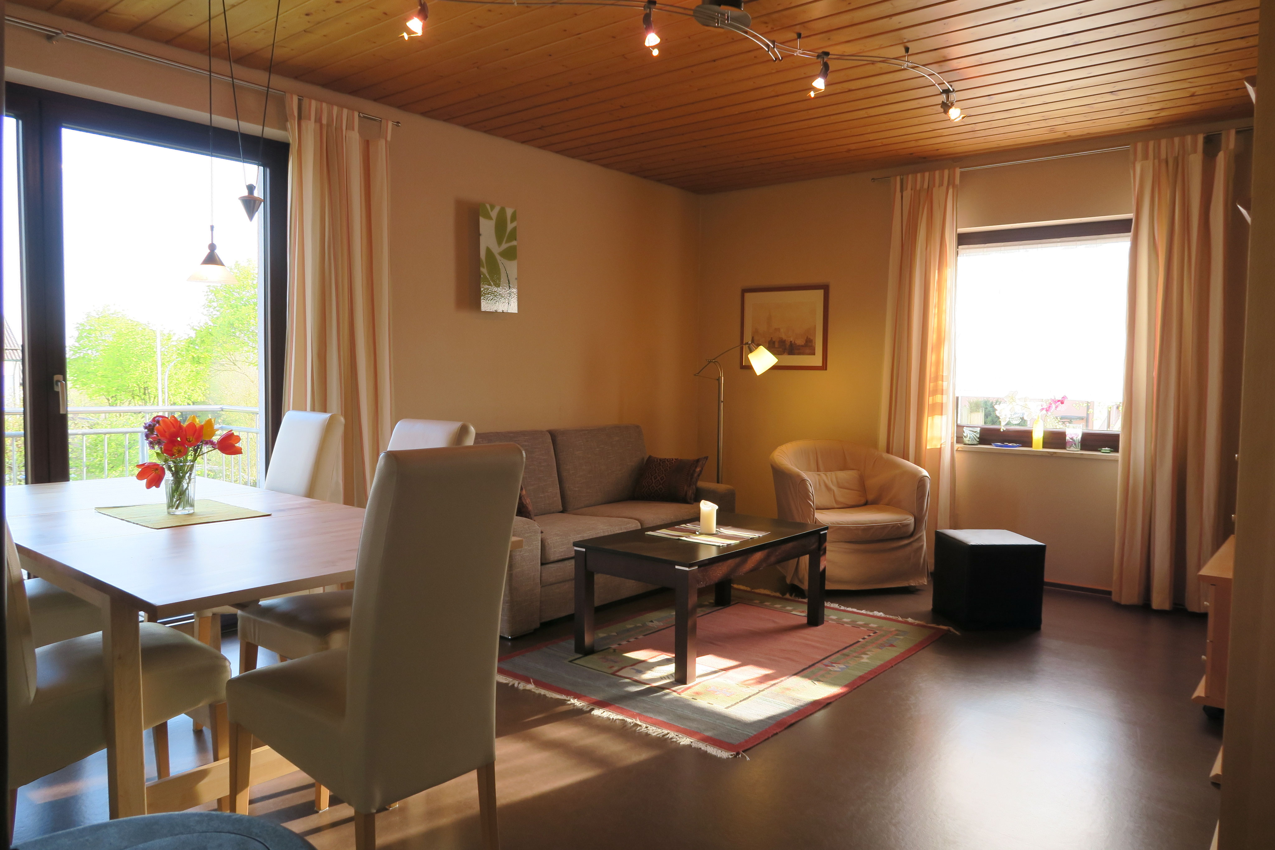 Wohn- und Esszimmer - ferienwohnungpettendorfs Webseite!