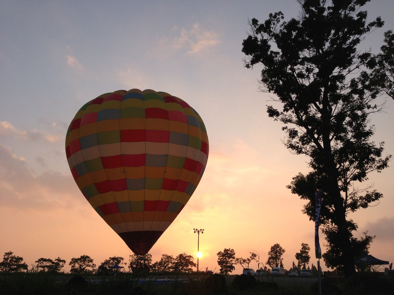 だんだん秋ですね(^-^) - 熱気球係留体験！ 水陸両用車走行！ ヒートバルーン