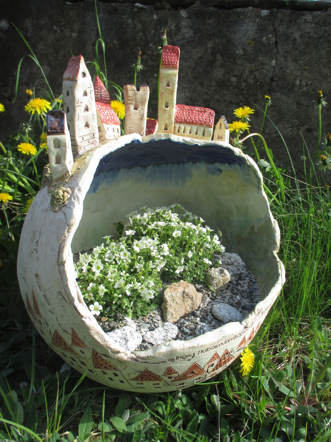 Lebende Gartenkugeln - Die rote Keramik von Ingrid Habermann