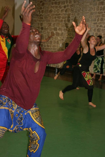 Danse Ivoirienne avec Landry Wilfried NAHI Percussion avec Kiss Polo ...