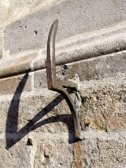 What were the street chains of 1370's Paris? : r/AskHistorians
