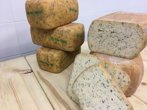 Un fromage jeune, tendre et moelleux à pâte pressée non cuite ...