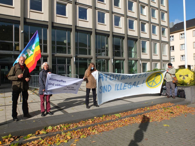21.10.2021 Vier Friedens-Aktivist:innen gegen Atomwaffen ...
