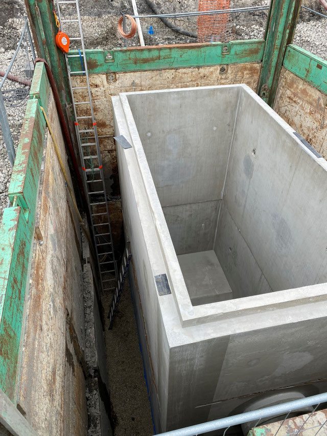 Construction de regards multi éléments en béton dans notre atelier ...