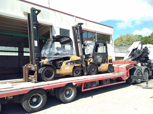 Bilico con rimorchio ribassato e gru per trasporto muletti Rimini ...