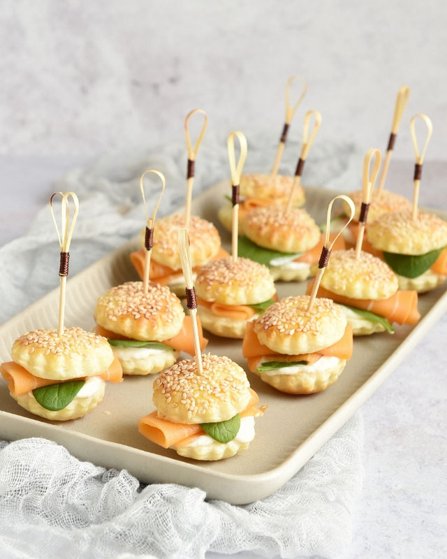 Fingerfood: Mini-Lachs-Burger mit Blätterteig. - mix dich glücklich ...