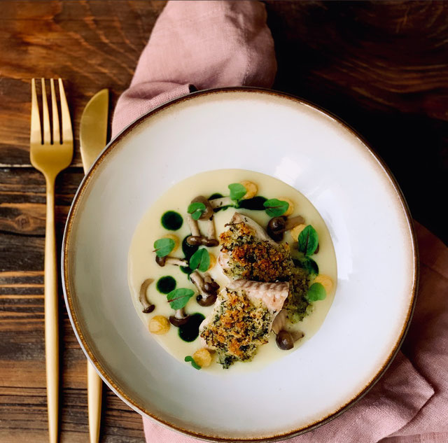 Welsfilet in Kräuterkruste auf Erdäpfel-Creme, Kräuteröl & Buchenpilzen ...