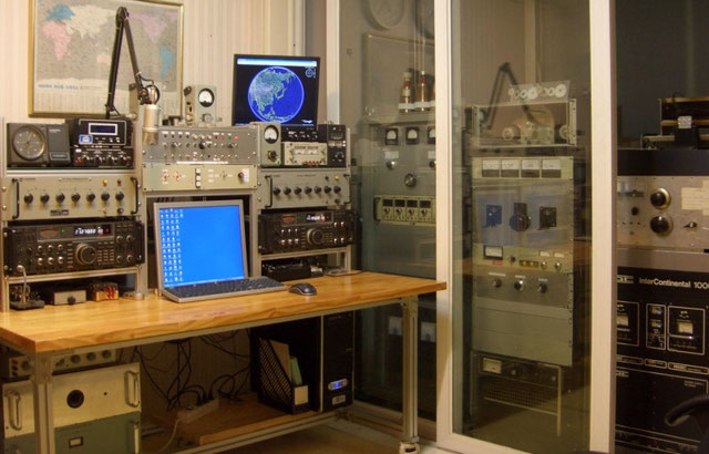 Here some "beautiful" Ham Radio Shack... - iz4hwds jimdo page!