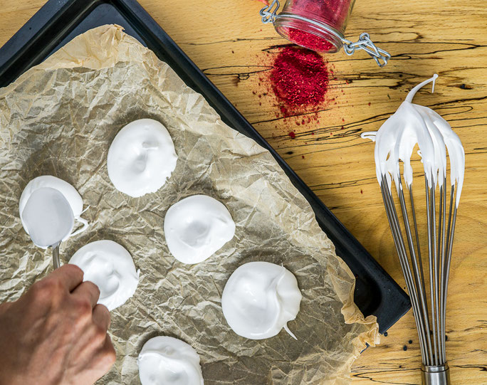 PIMPED PAVLOVAS MIT ROSMARIN-BEEREN - Bilou Kitchen - Kochkurse in München
