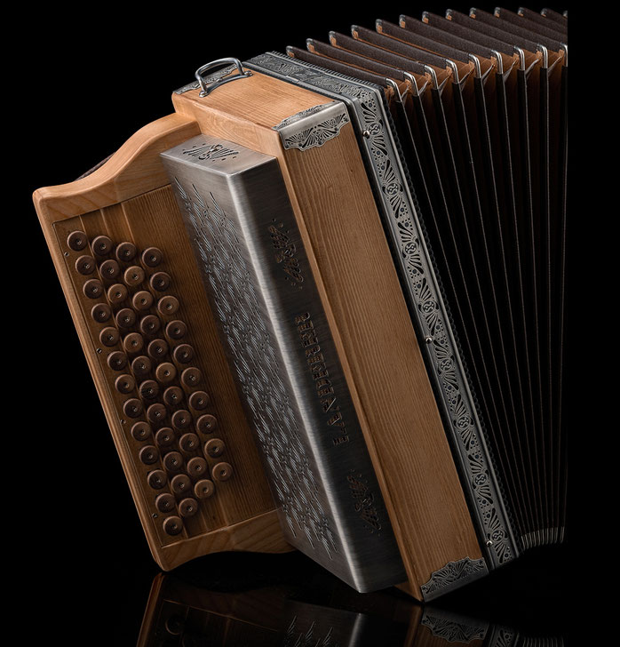Steirische Harmonika von Landerer Die Harmonika aus massivem Holz ...