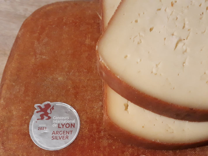 Un fromage jeune, tendre et moelleux à pâte pressée non cuite ...