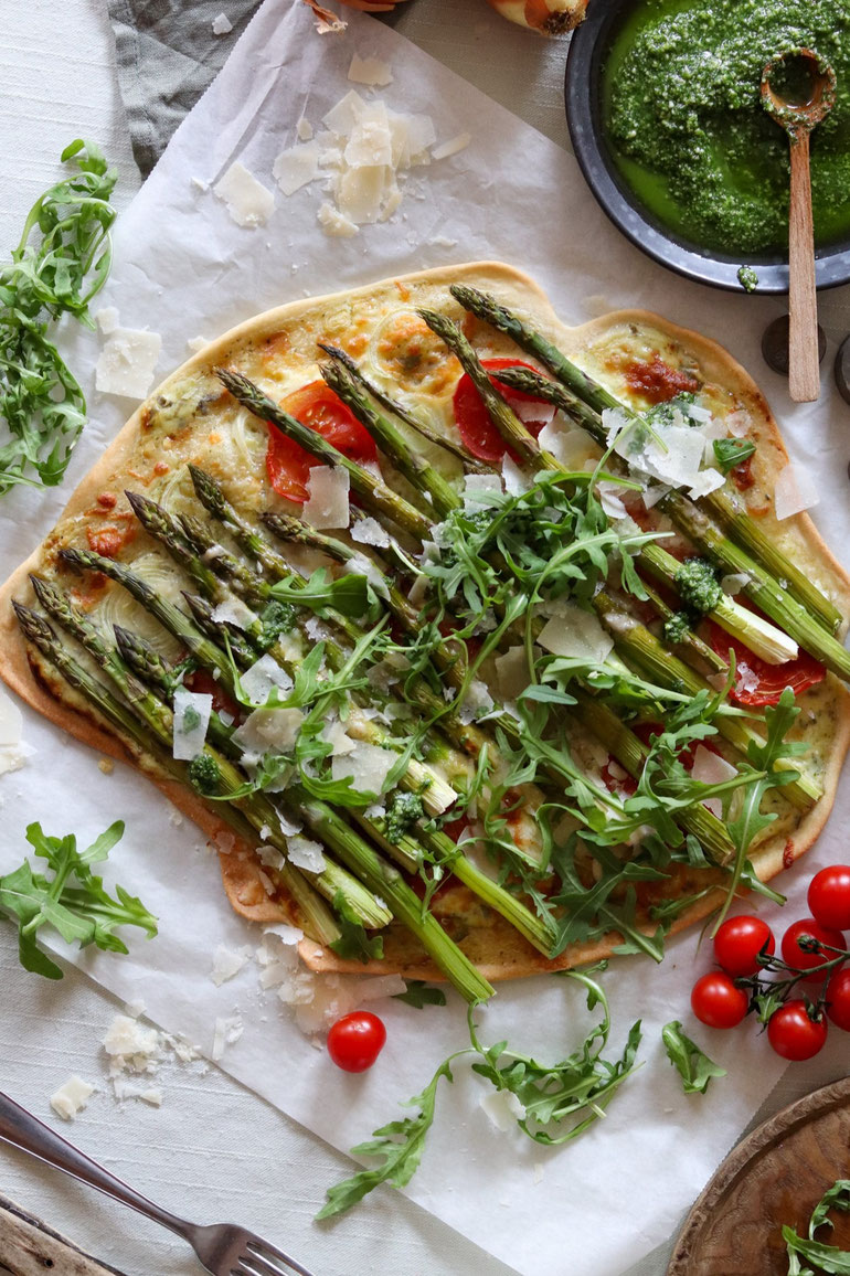 Spargel-Tomaten Flammkuchen - food-stories/ein vegetarischer Foodblog
