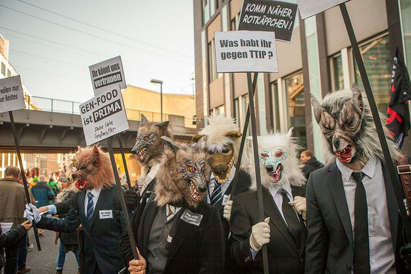 Neue und alte Versuche: Masken und Plastiken - Helma Fries