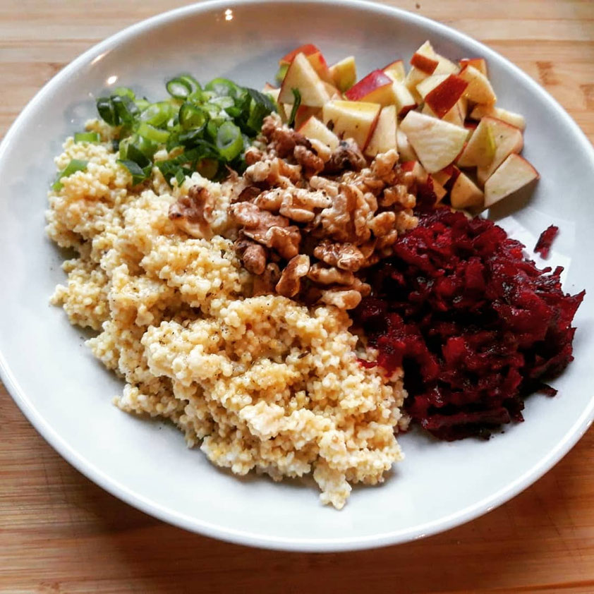 Bowl mit Goldhirse, Rote Beete, Apfel und Walnüssen - Servus Resi ...