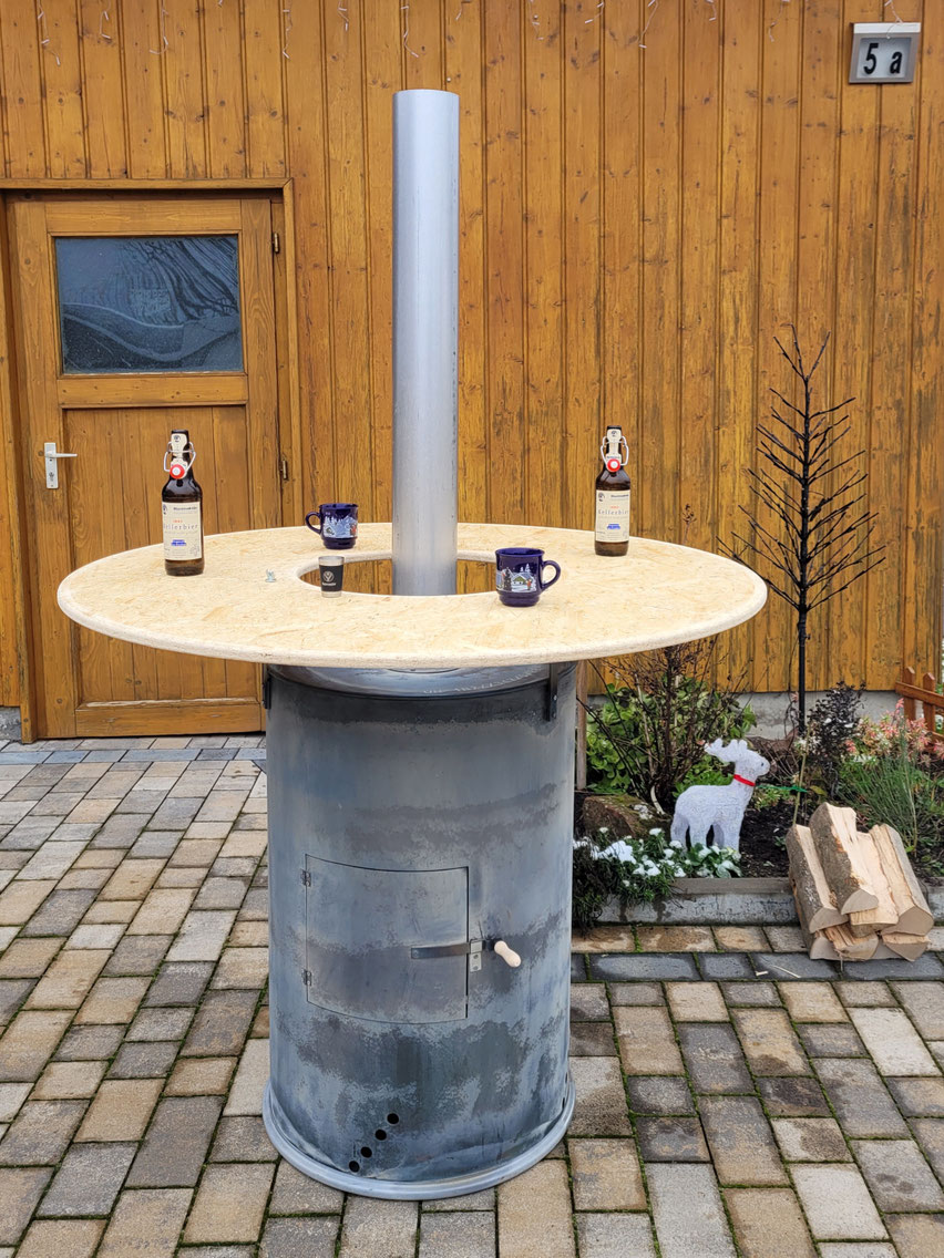 Elegantes Feuertonne Stehtisch Mit Dach Bild