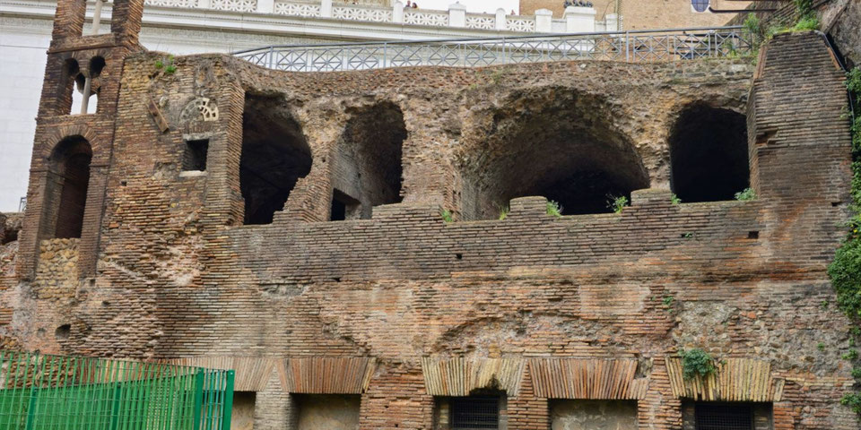Roman insulae: Deadly risks of living in an ancient apartment building ...