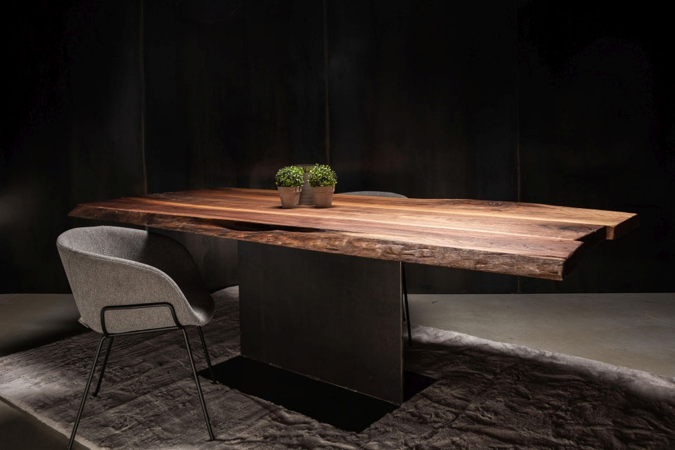 Design Tisch aus massivem Nussbaum Holz mit verschiedenen Gestellen auf ...