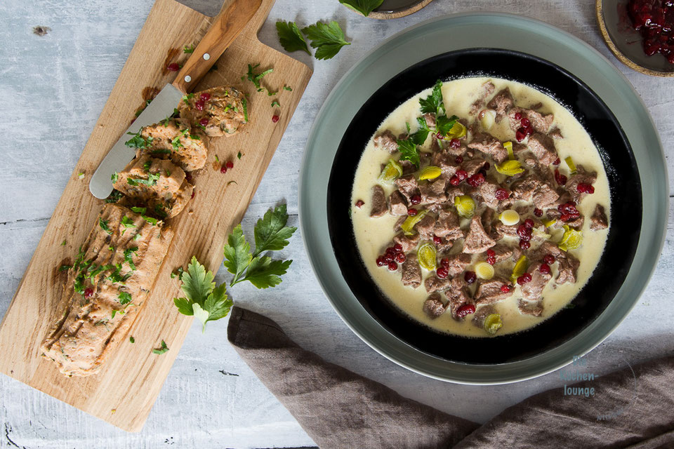 Geschmortes Kalbsgulasch mit Kürbiskern-Knödel - Die Küchenlounge