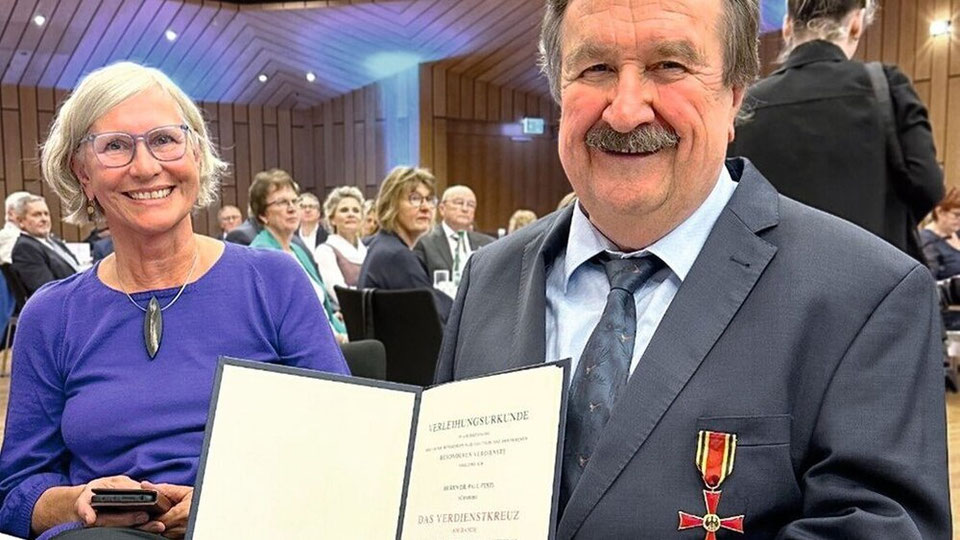Bundesverdienstkreuz für Dr. Paul Festl - Stiftung Hilfswerk Deutscher ...
