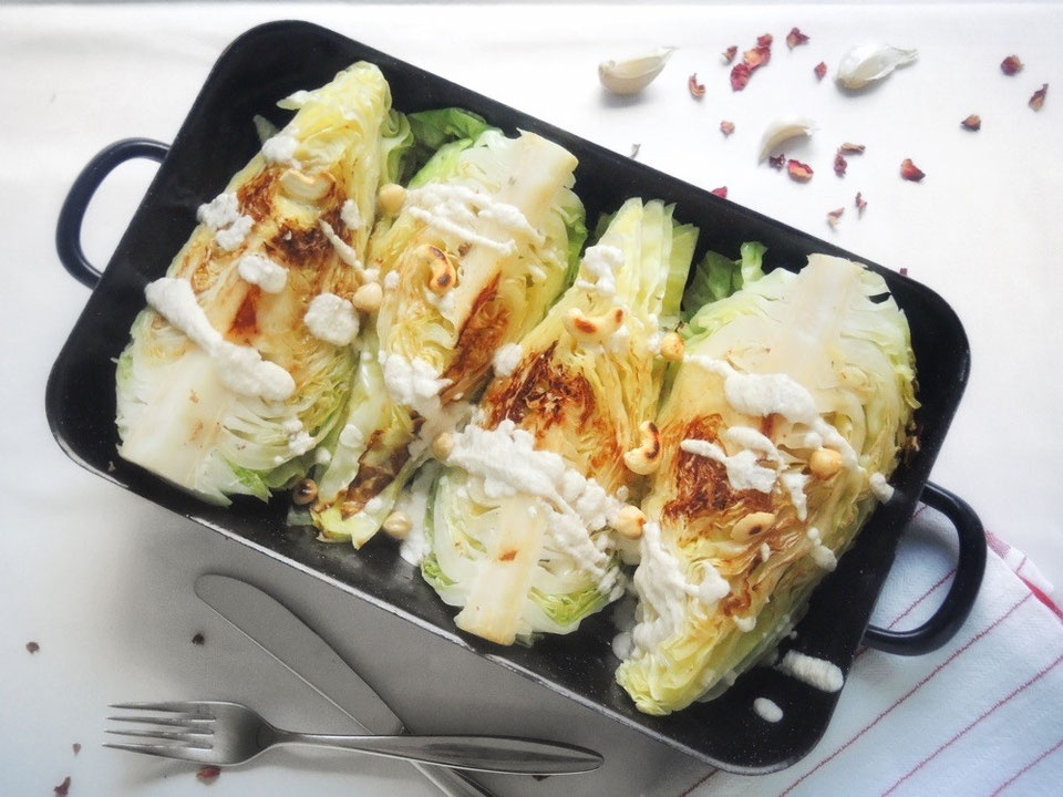 Gebratener Spitzkohl mit Cashew-Sauce - Paleo Rezepte