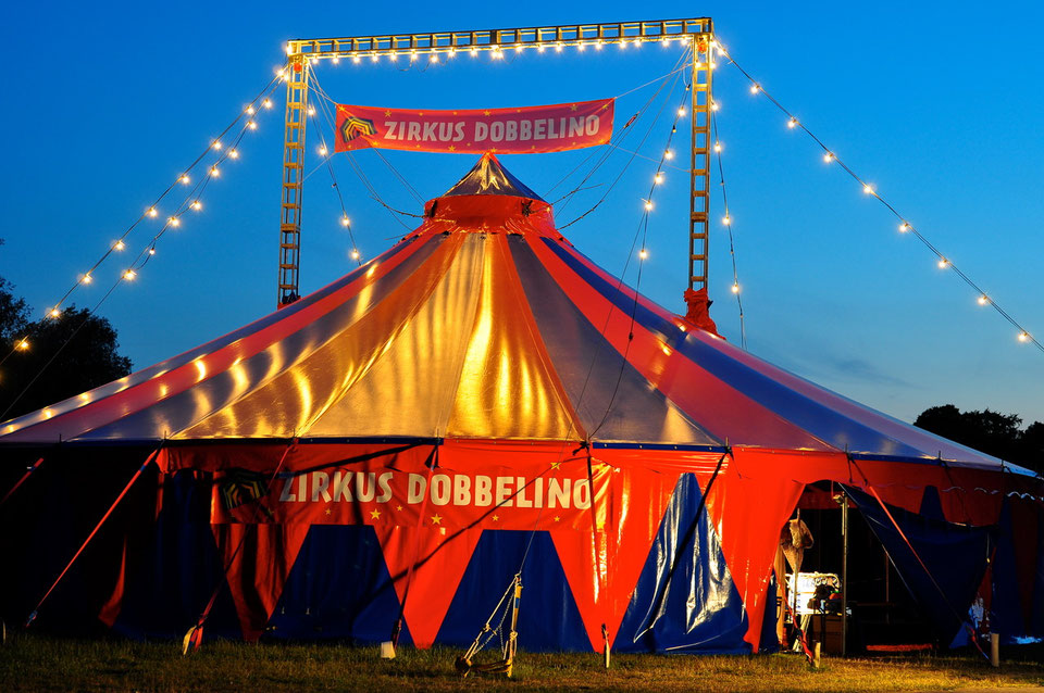 Hier sehen Sie den Aufbau unseres Zirkuszeltes - Dobbelino Zirkus ...