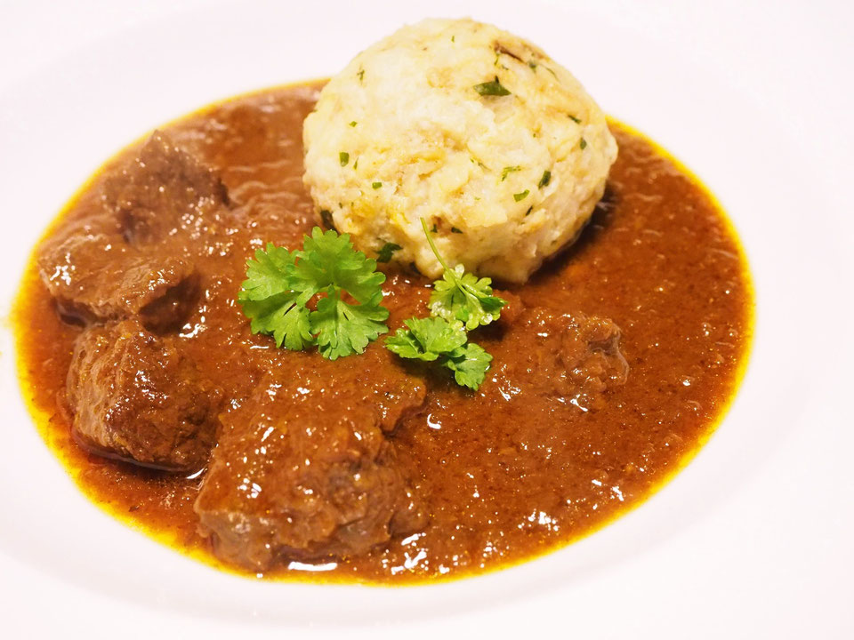 Rindsgulasch mit Semmelknödel - warmekueche.at