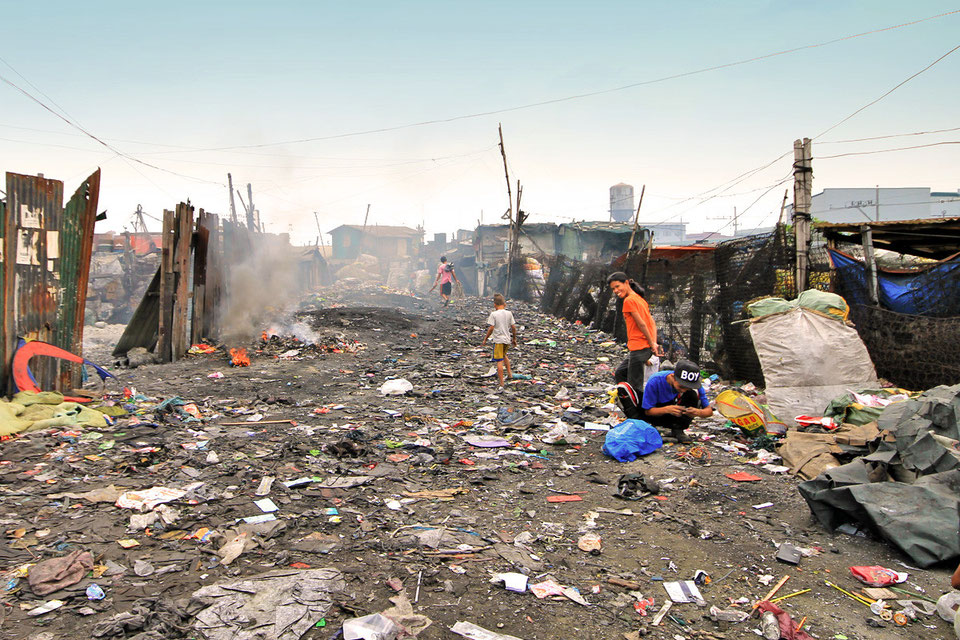 Smokey Mountain: A Walk Through The Slums Of Manila, Philippines ...