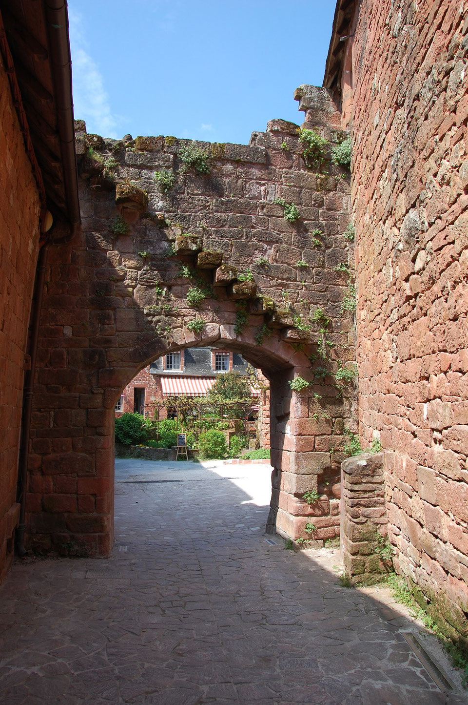 Collonges la rouge, village ou cité aux 25 tours - GuiridenVacances