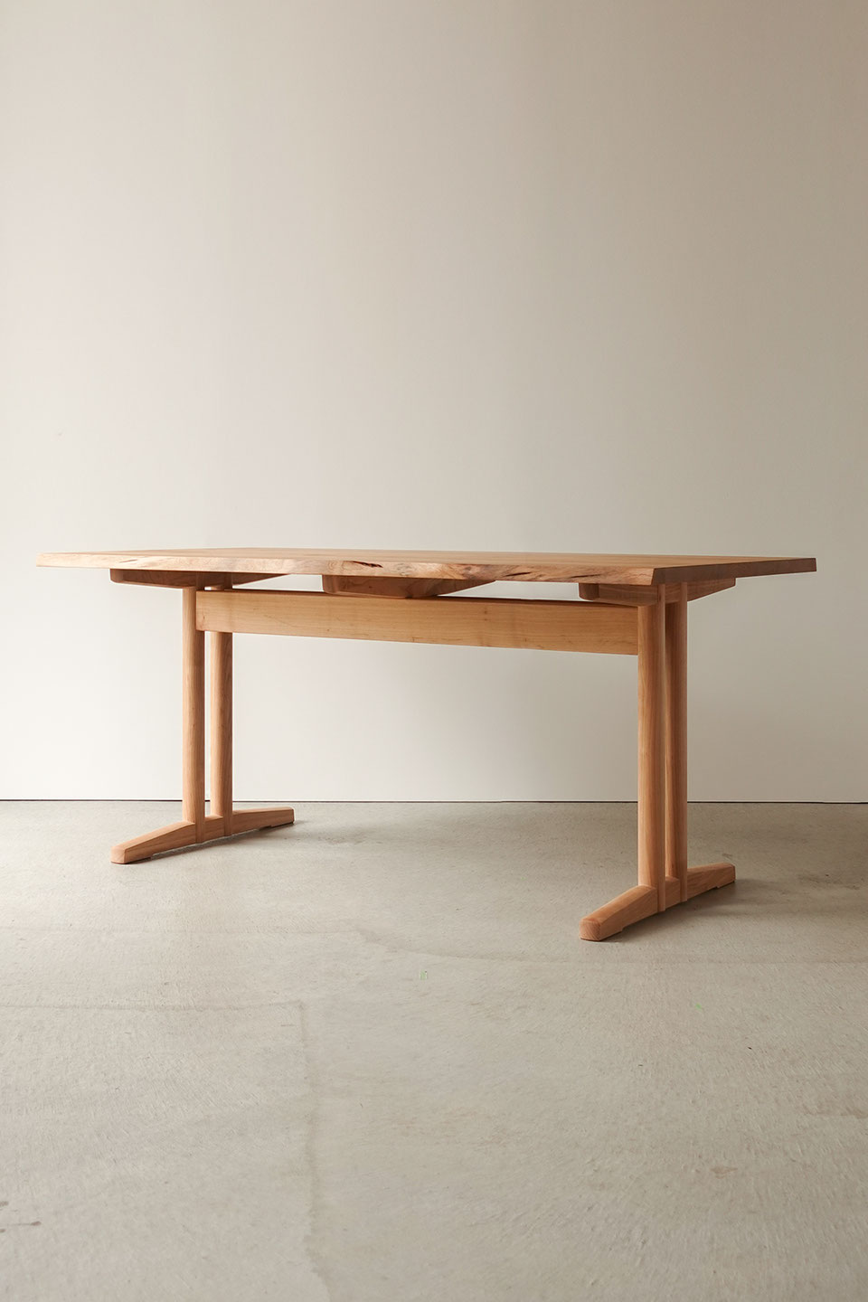 納品事例｜サクラ無垢材の耳付きダイニングテーブル - クラスコファニチャー｜オーダーメイド家具・キッチン・造作家具・造作建具｜仙台秋保