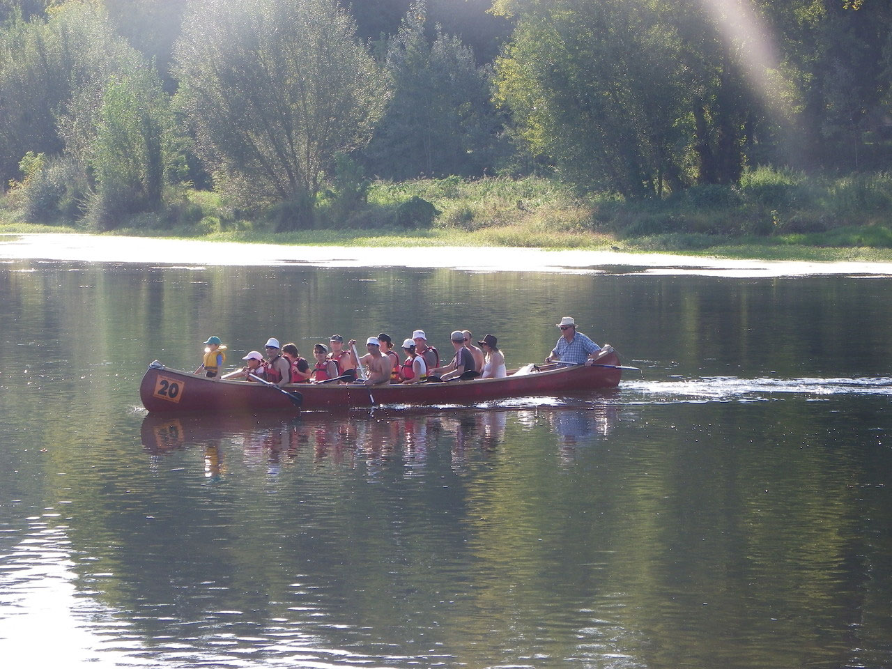 Randonnée familiale sur la Dordogne en canoë Rabaska - Balade eau fil ...